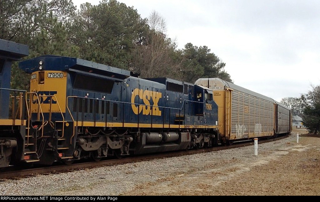 CSX C40-8W 7906 runs second